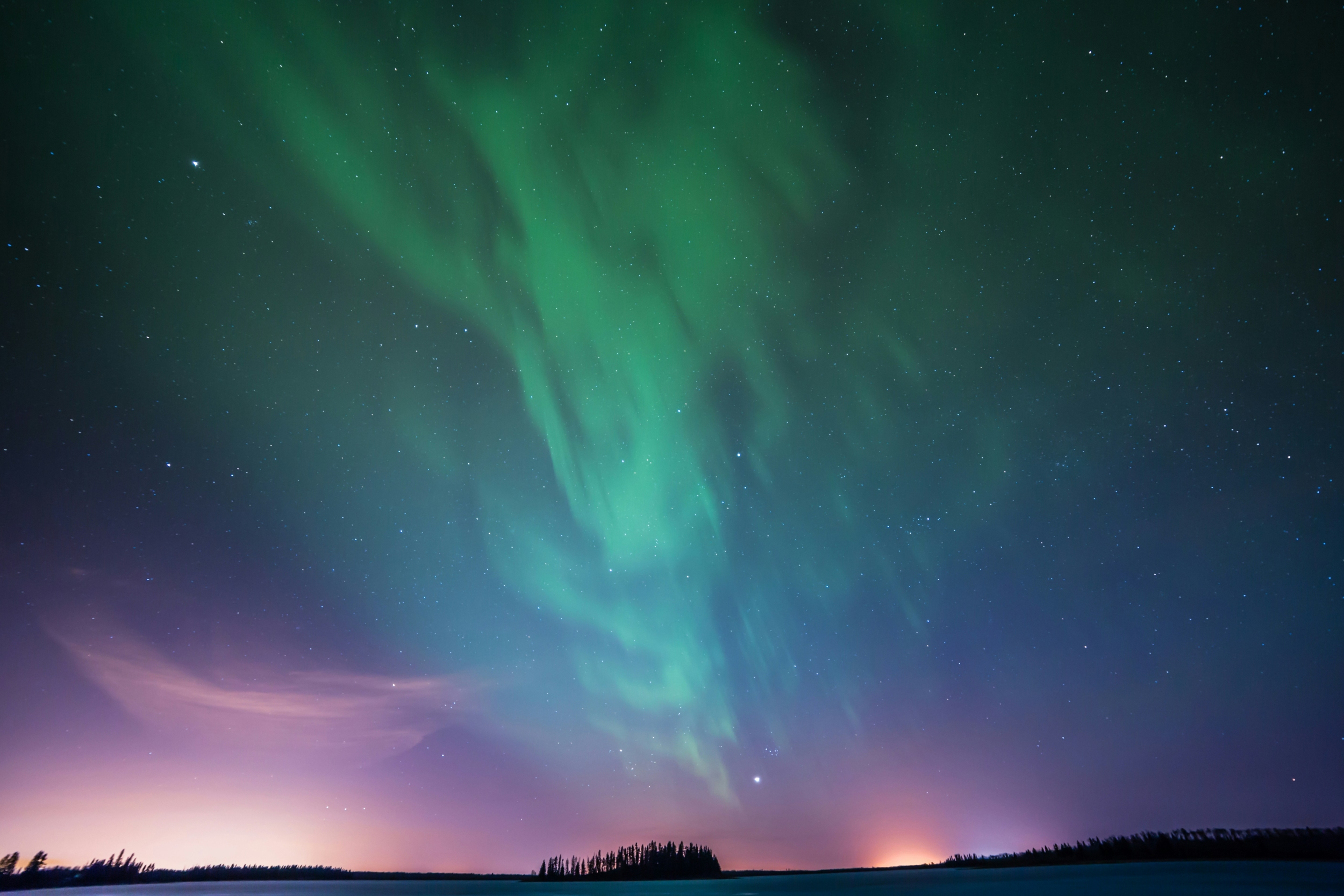 How Solar Storms Create Auroras Through Powerful Magnetic Field Interaction