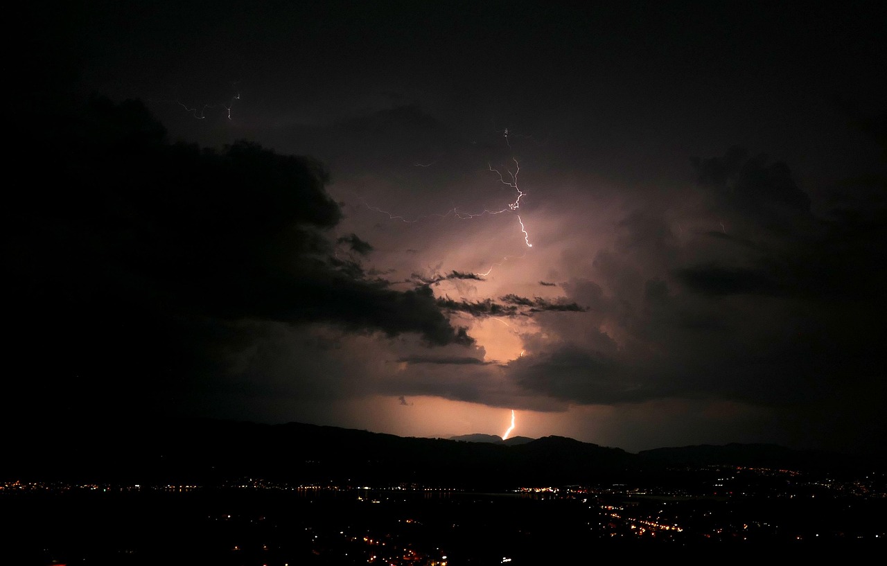 Thundersnow Explained: What Causes This Rare Winter Storms?