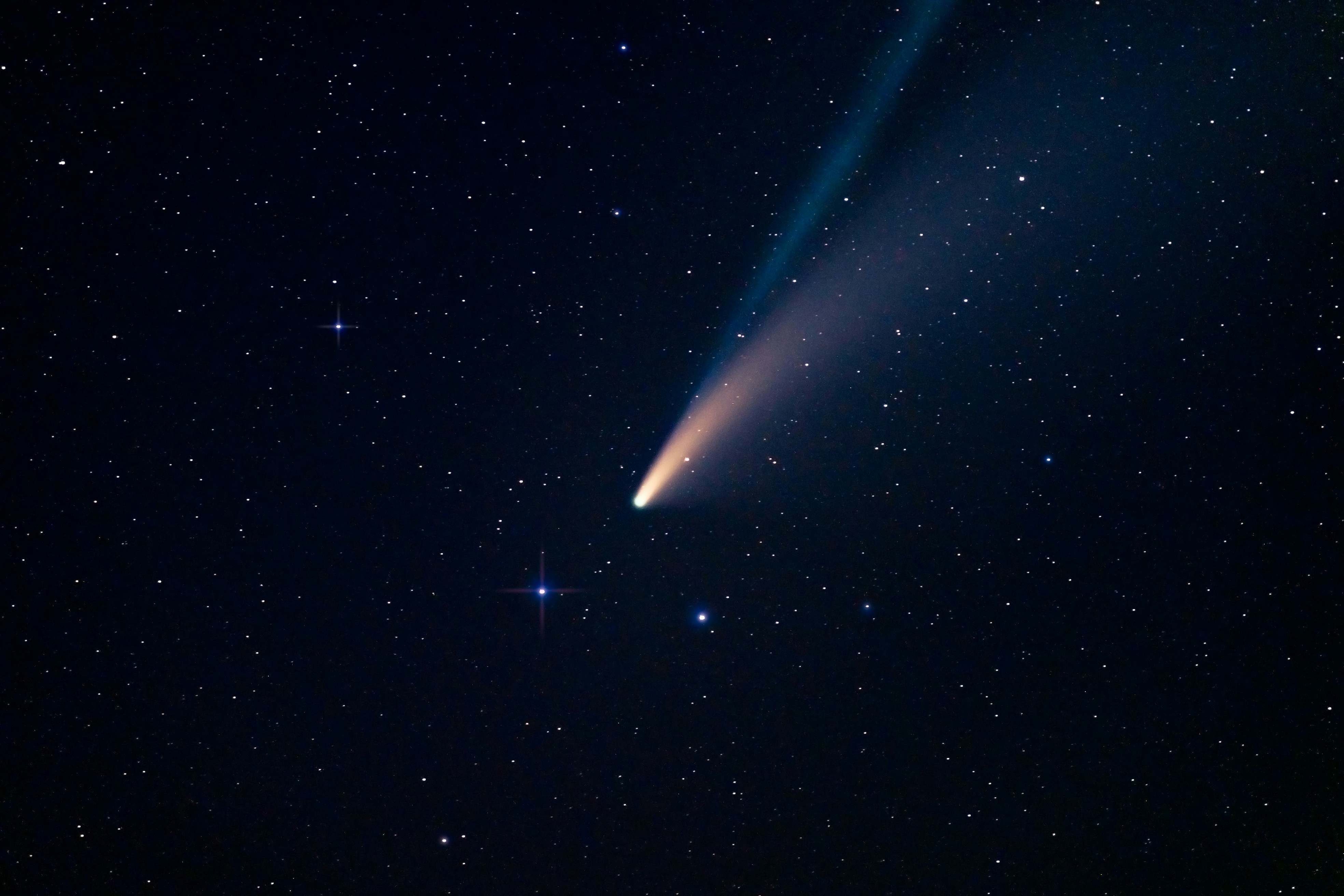 Ice Volcano Comet the Size of Rhode Island Erupts, Forms Glowing 'Snail ...